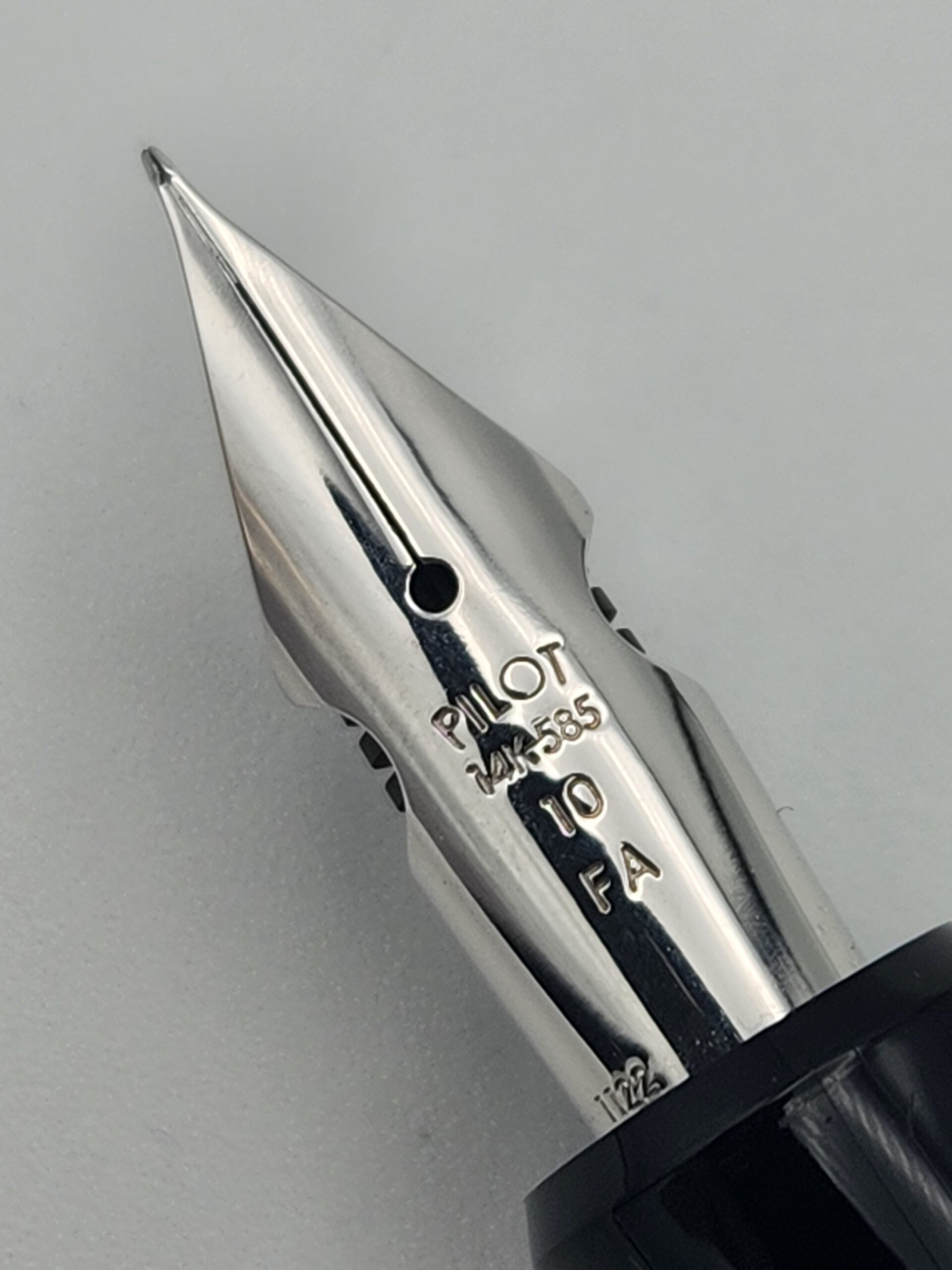 Pilot Custom 912 Black – 14k Falcon Nib with Ebonite - Pen Realm
